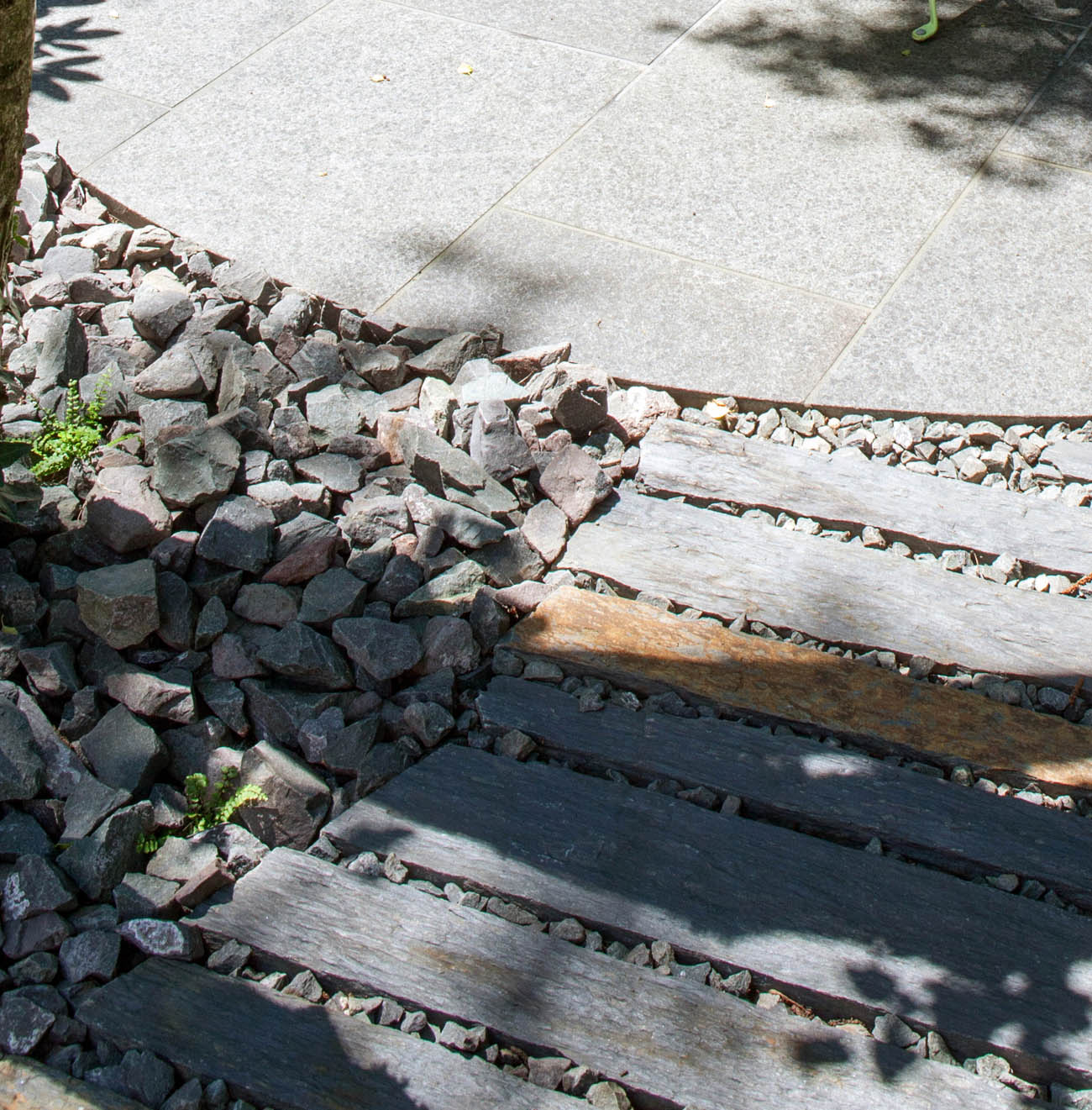 Chemin en pierres naturelles et rocailles - Grandeur Nature