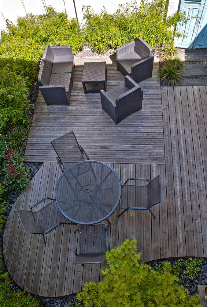 Terrasse en bois naturel et aménagement paysager bambou - Grandeur Nature