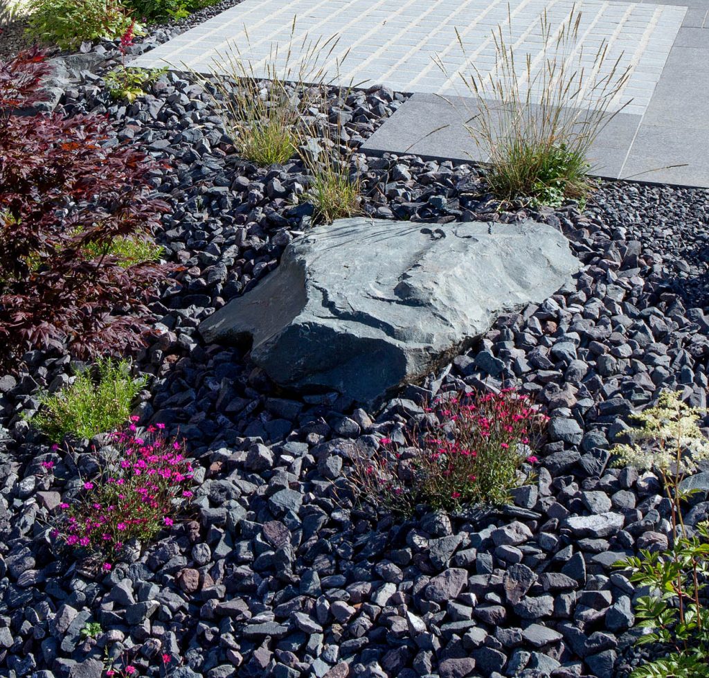 Pavage + enrochement rocaille - Grandeur Nature